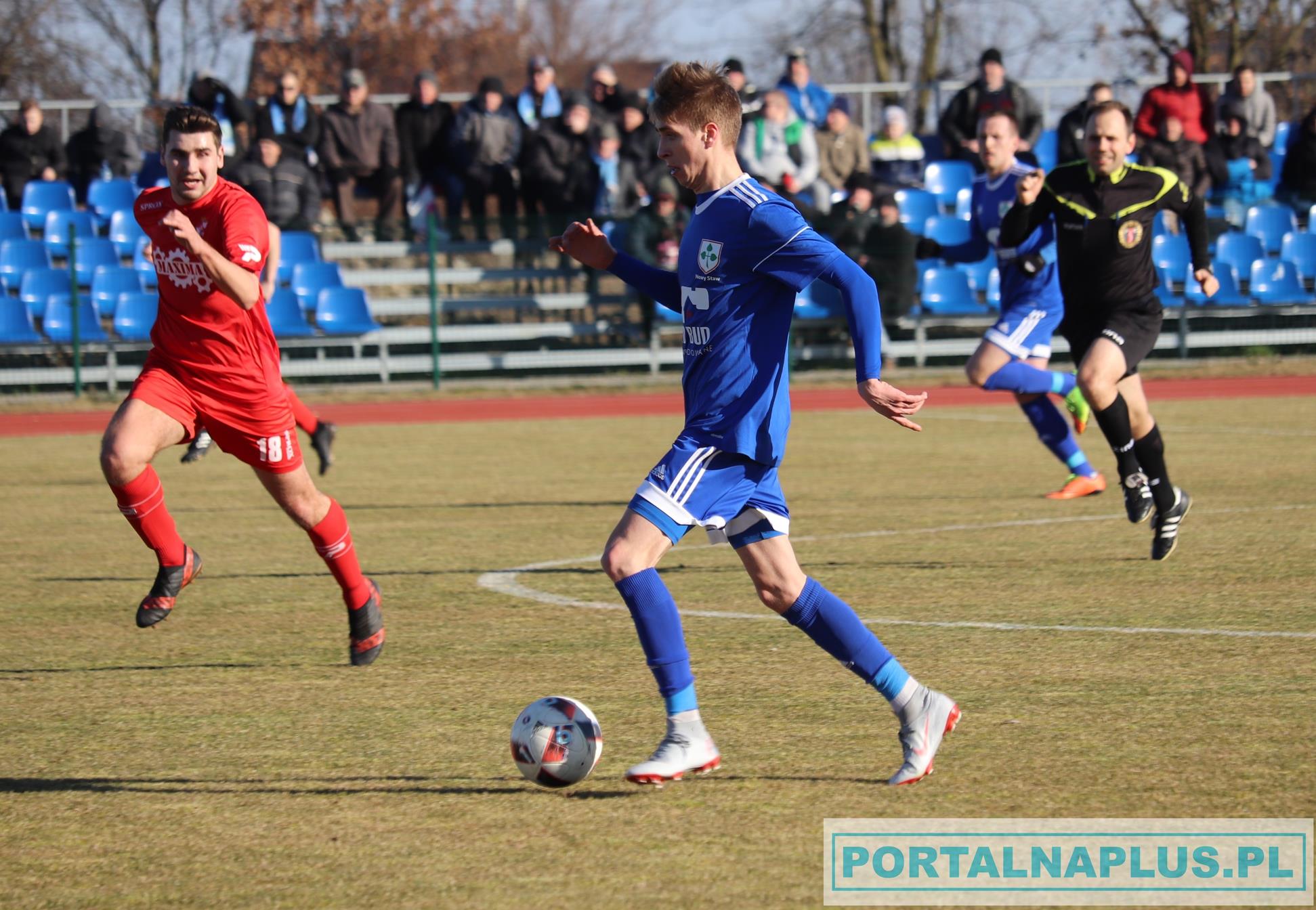 Piłka nożna. Grom Nowy Staw zremisował z GKS Kowale na inaugurację rundy wiosennej IV ligi ...